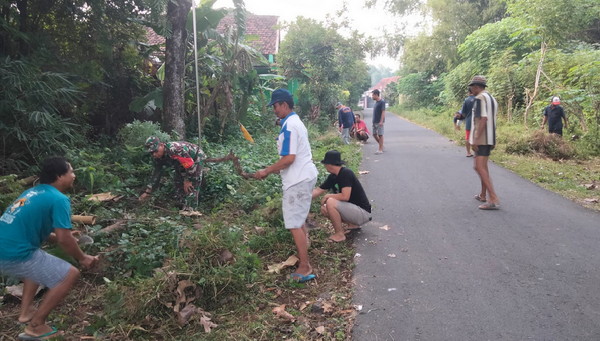 Babinsa Kranggan Bersama Warga Gotong Royong Bersihkan Lingkungan - Nenemonews